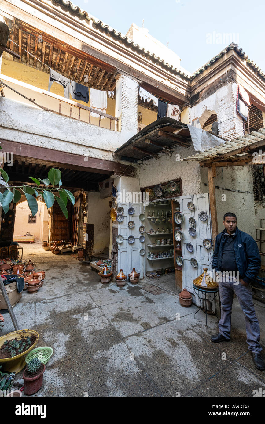 Medieval islamic pottery hi-res stock photography and images - Alamy