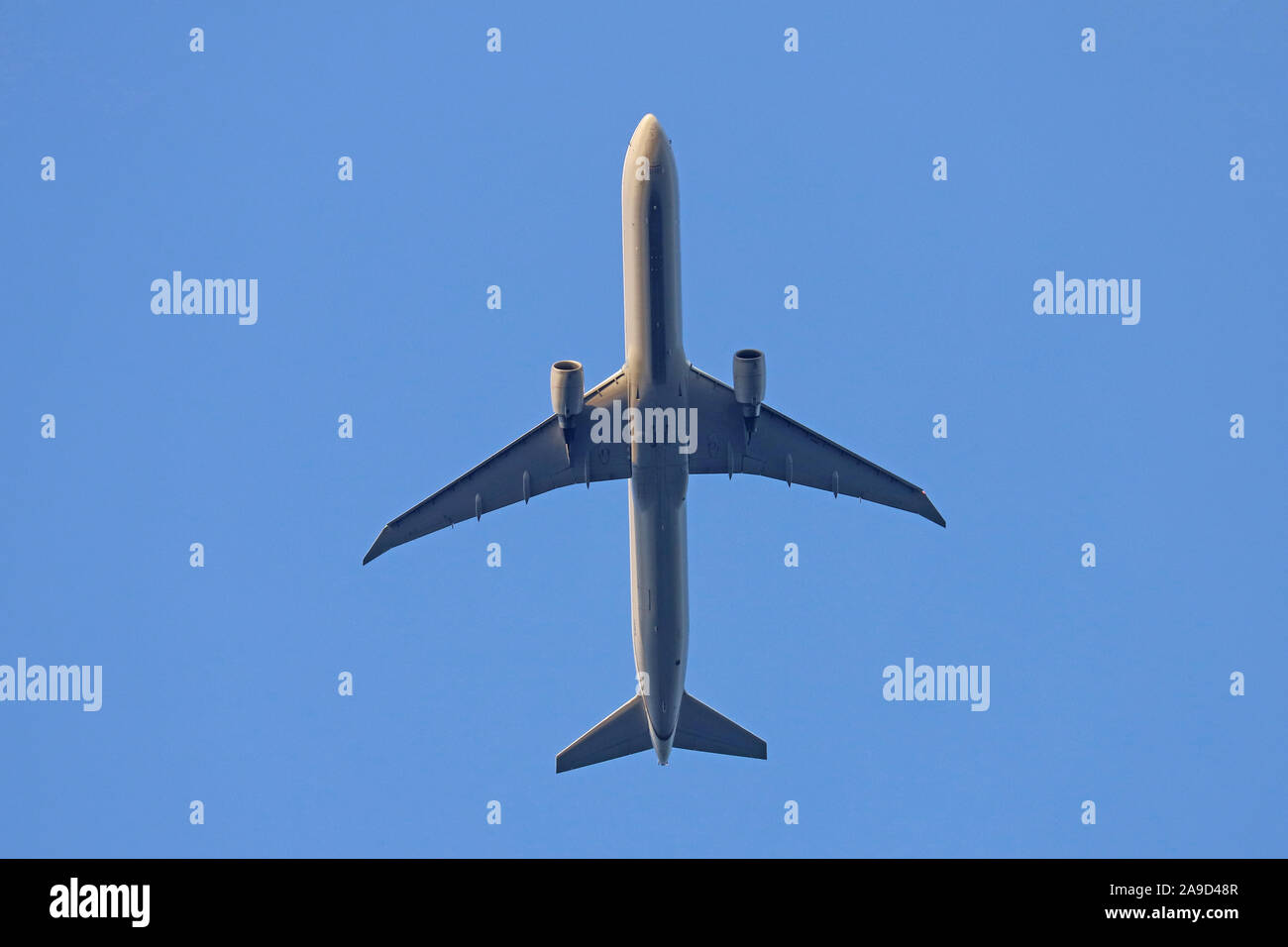 United Airlines Boeing 767-424(ER) passenger jet N76062 flying overhead ...