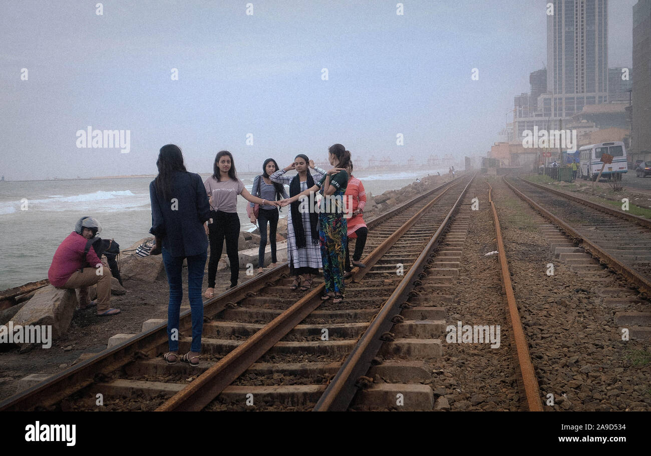 Colombo train passengers hi-res stock photography and images - Alamy