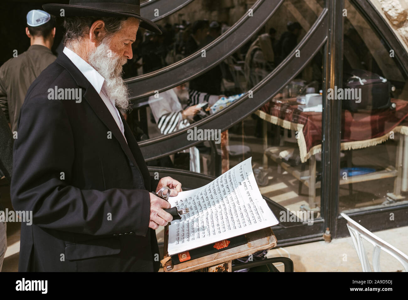 Praying Jewish believers Stock Photo - Alamy