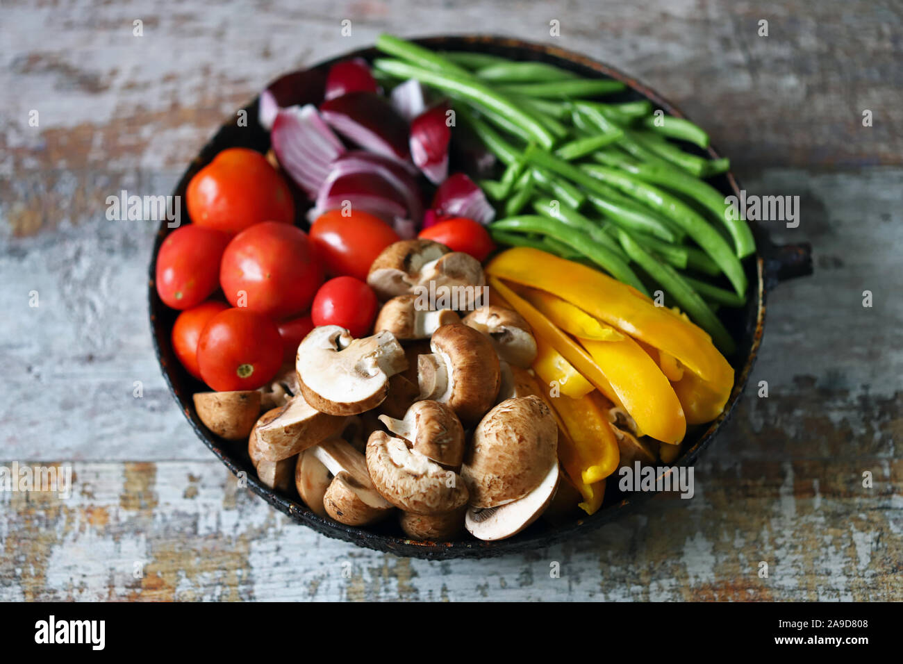 Bright colored vegetables hi-res stock photography and images - Alamy