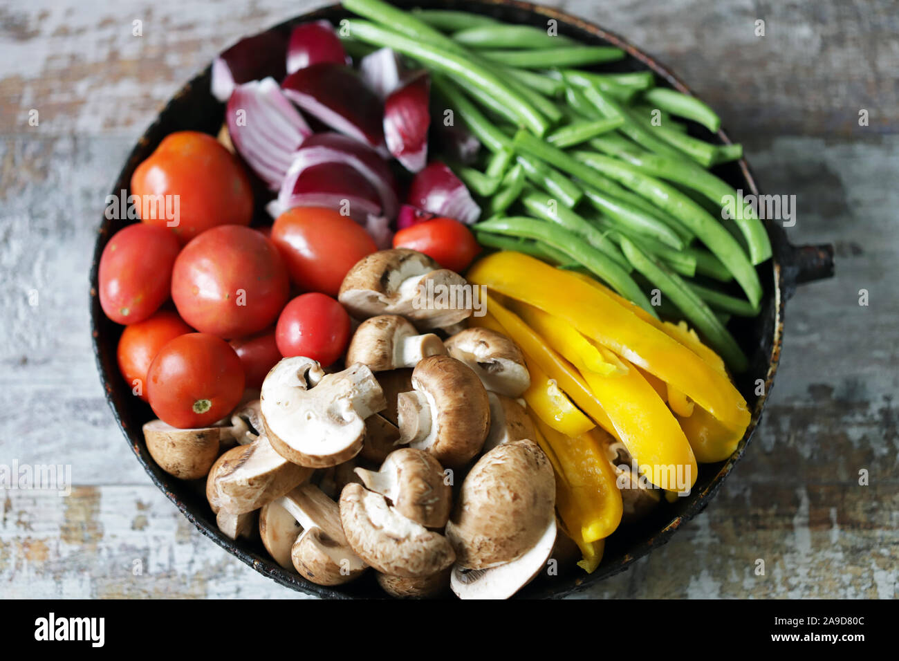 Bright colored vegetables hi-res stock photography and images - Alamy