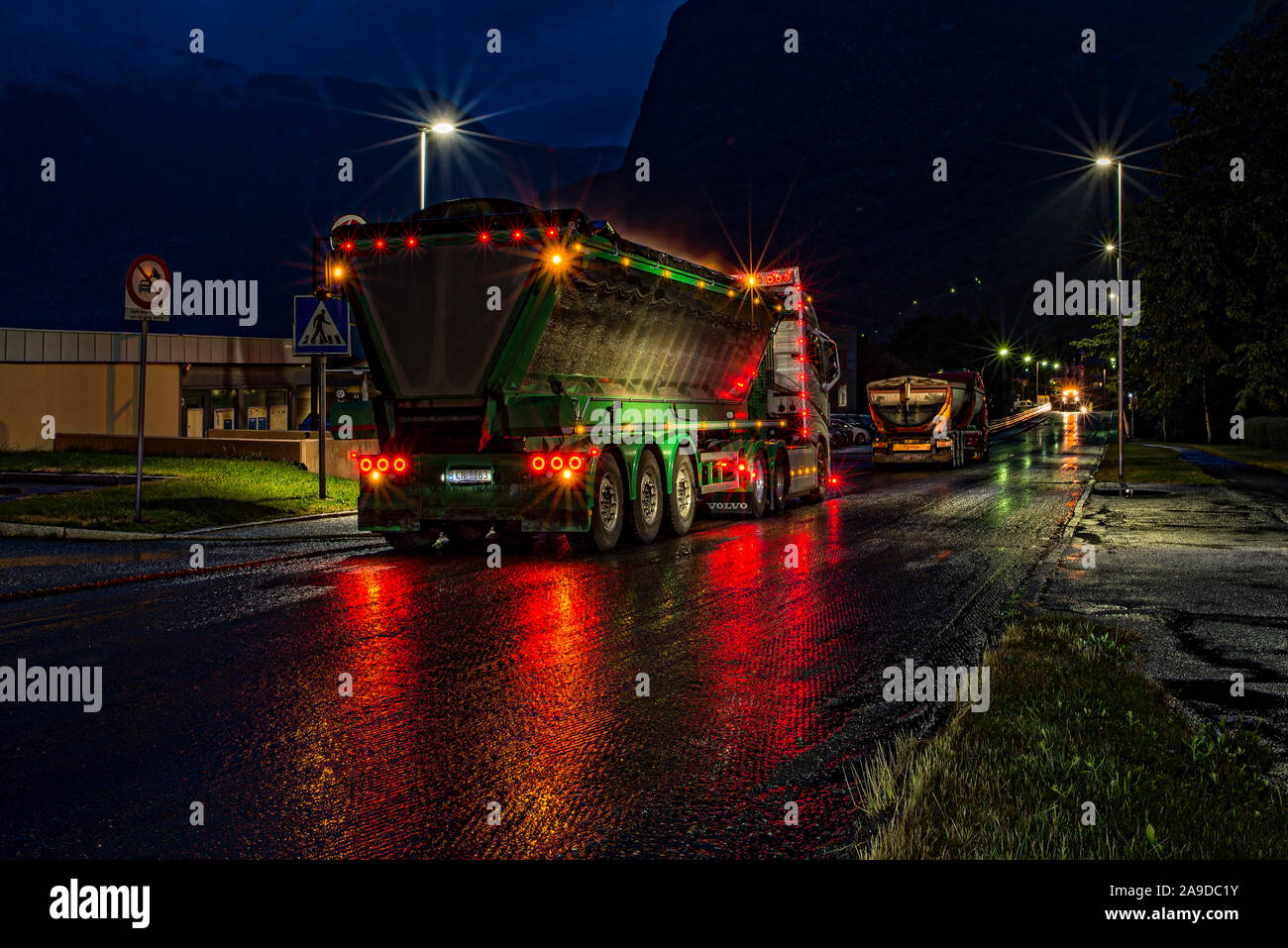 Road night construction workers hi-res stock photography and images - Alamy