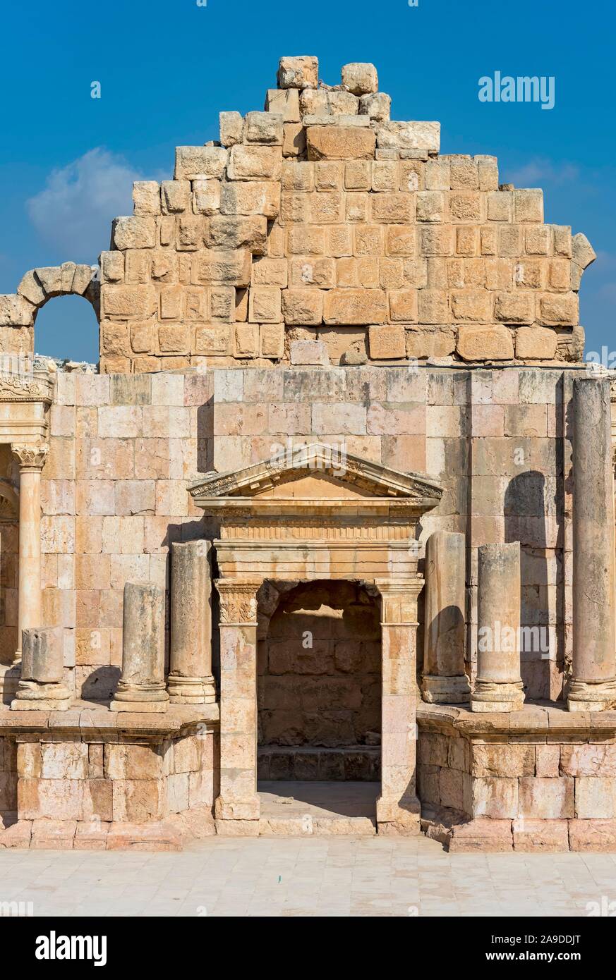 Jerash theatre stage hi-res stock photography and images - Alamy