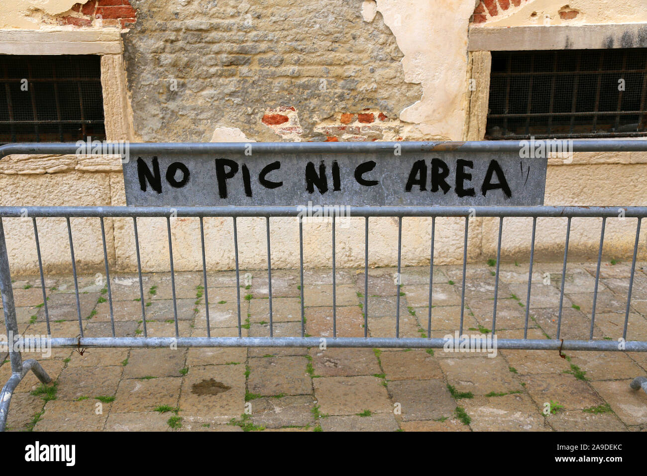 Sign 'no picnic area' in Venice, Veneto, Italy Stock Photo - Alamy