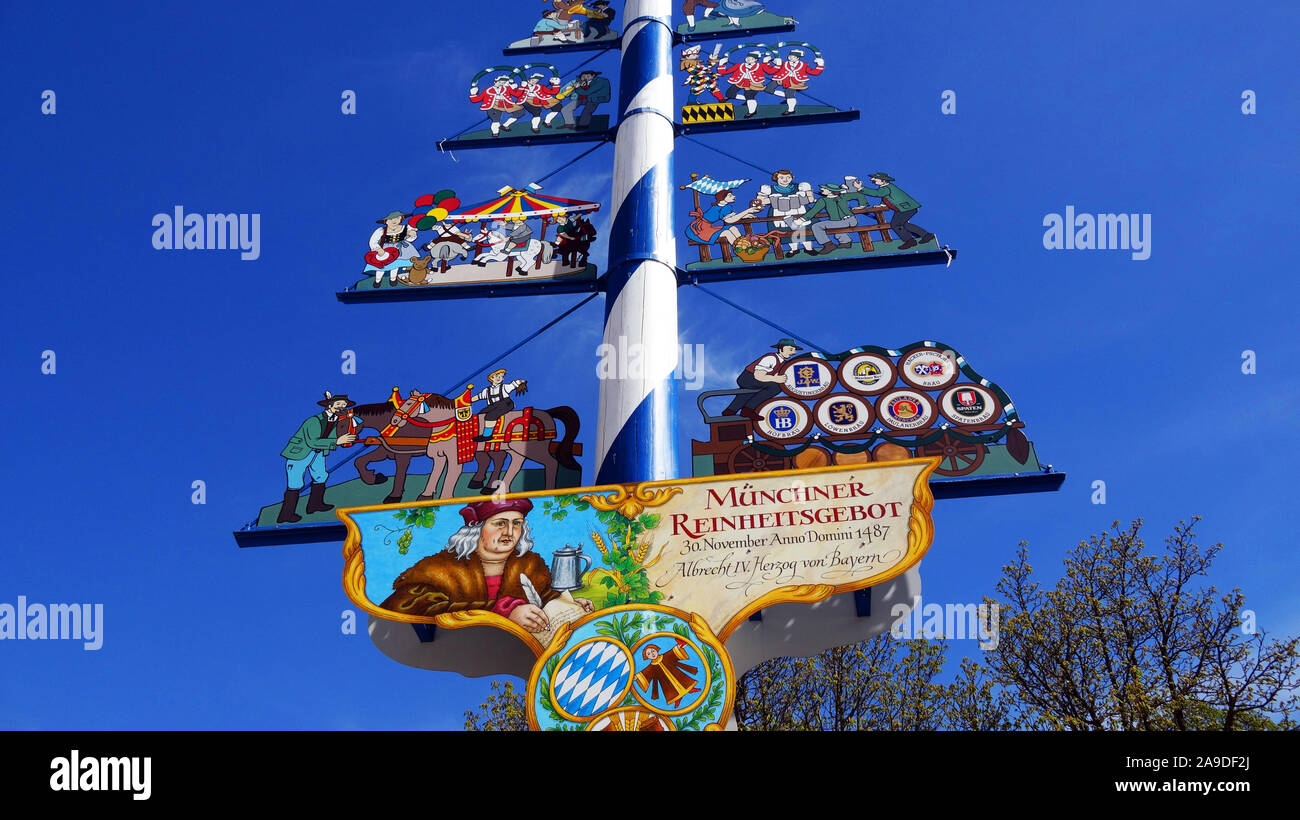 Maypole on the Viktualienmarkt, Viktualienmarkt, old town, Munich ...