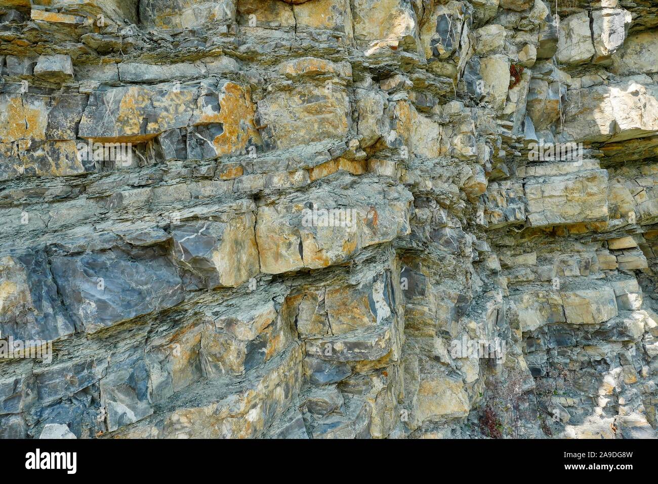 Geology rock cross section mountain hi-res stock photography and images ...