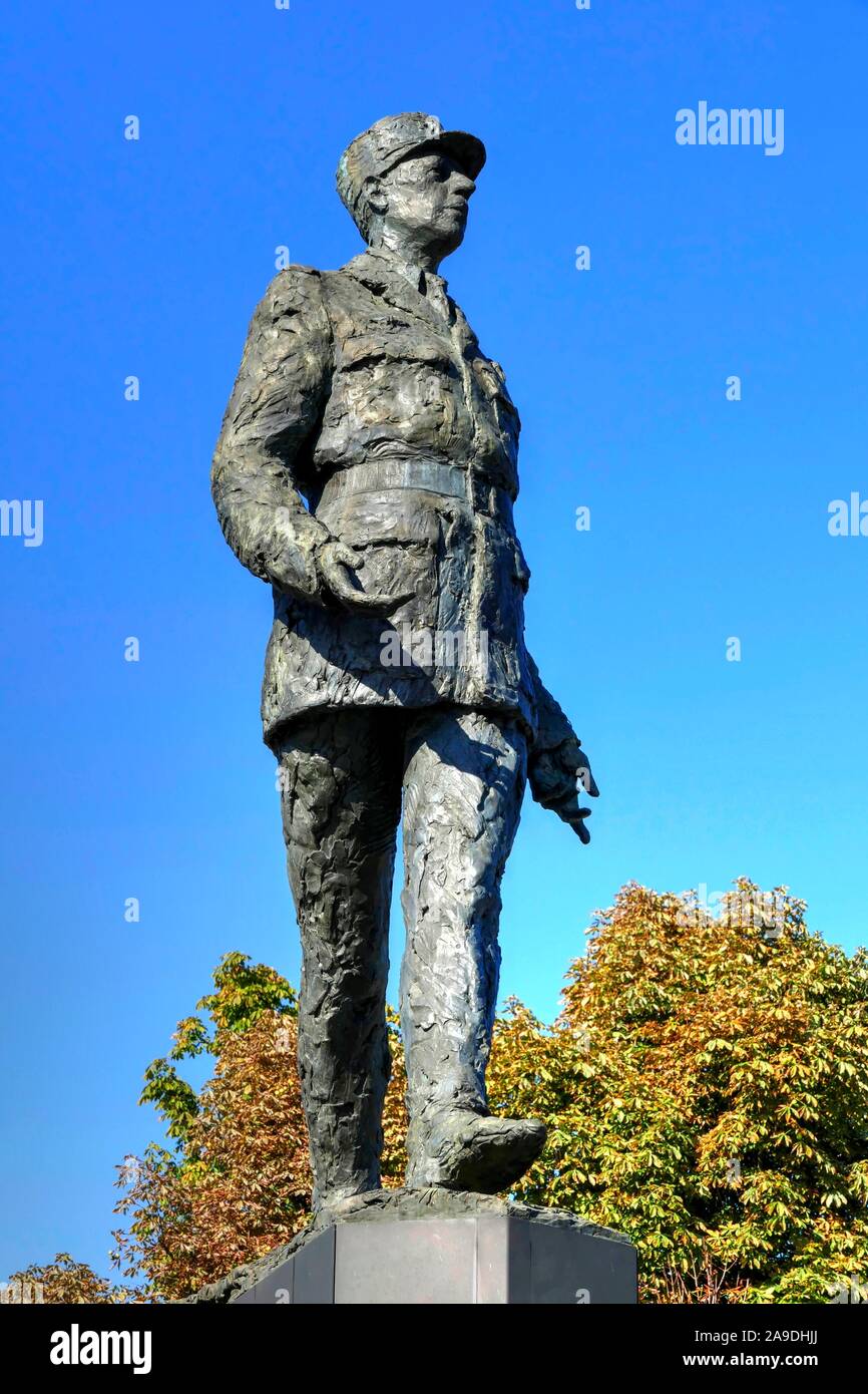 Statue Général Charles de Gaulle at Place Clemenceau, Paris, Ile de ...