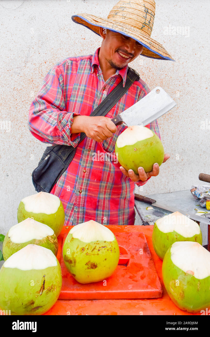Street food salesman thailand hi-res stock photography and images - Alamy