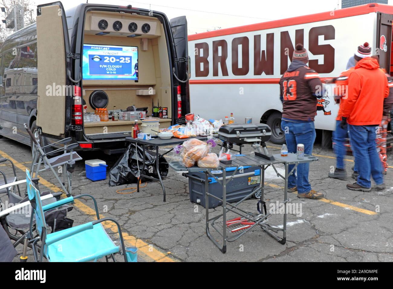 Cleveland ohio football tailgating hi-res stock photography and images ...