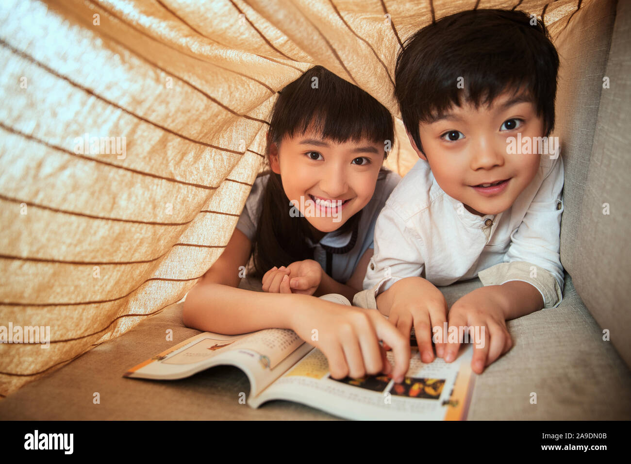 Siblings brothers sisters hi-res stock photography and images - Alamy