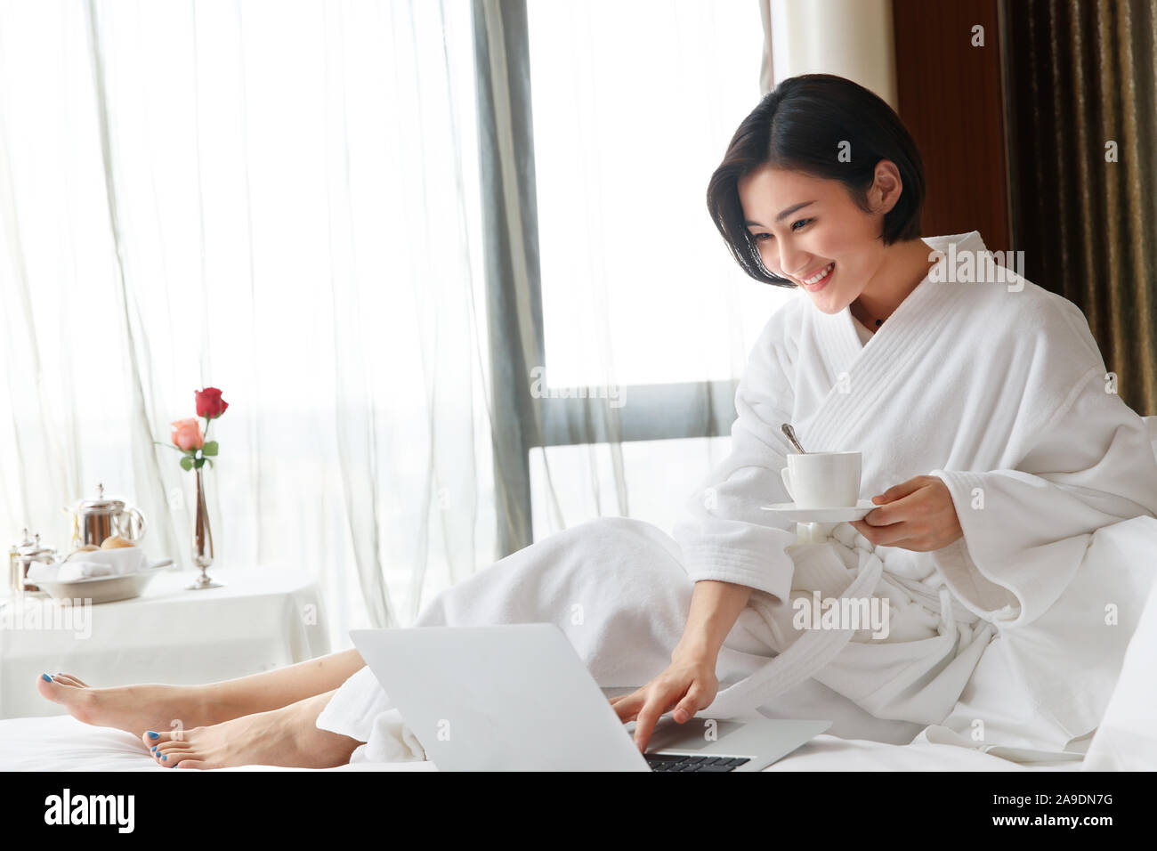 The young woman in a hotel room to use the computer Stock Photo - Alamy
