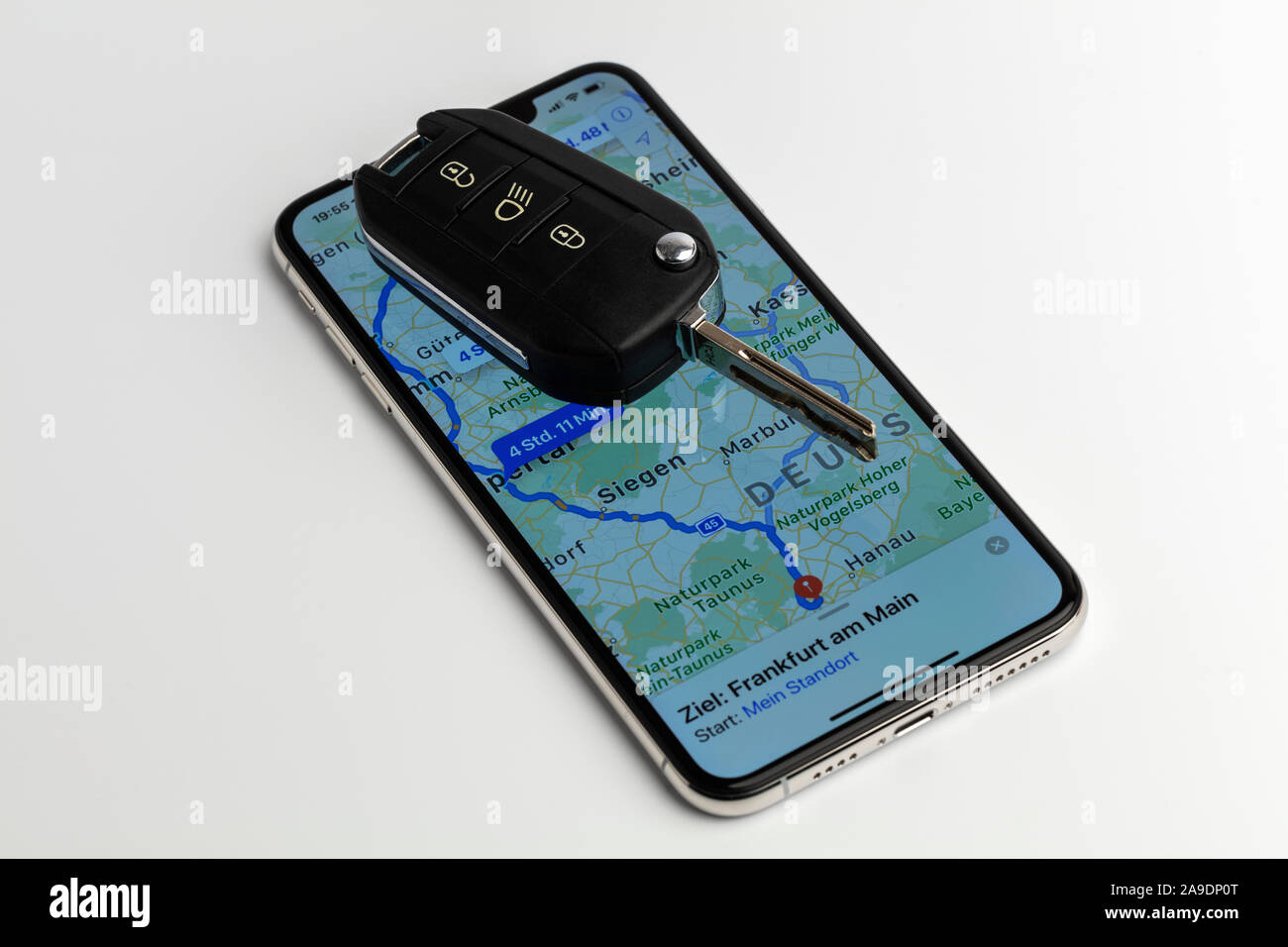 Apple iPhone, car key, display, shipping, symbolical image, route ...