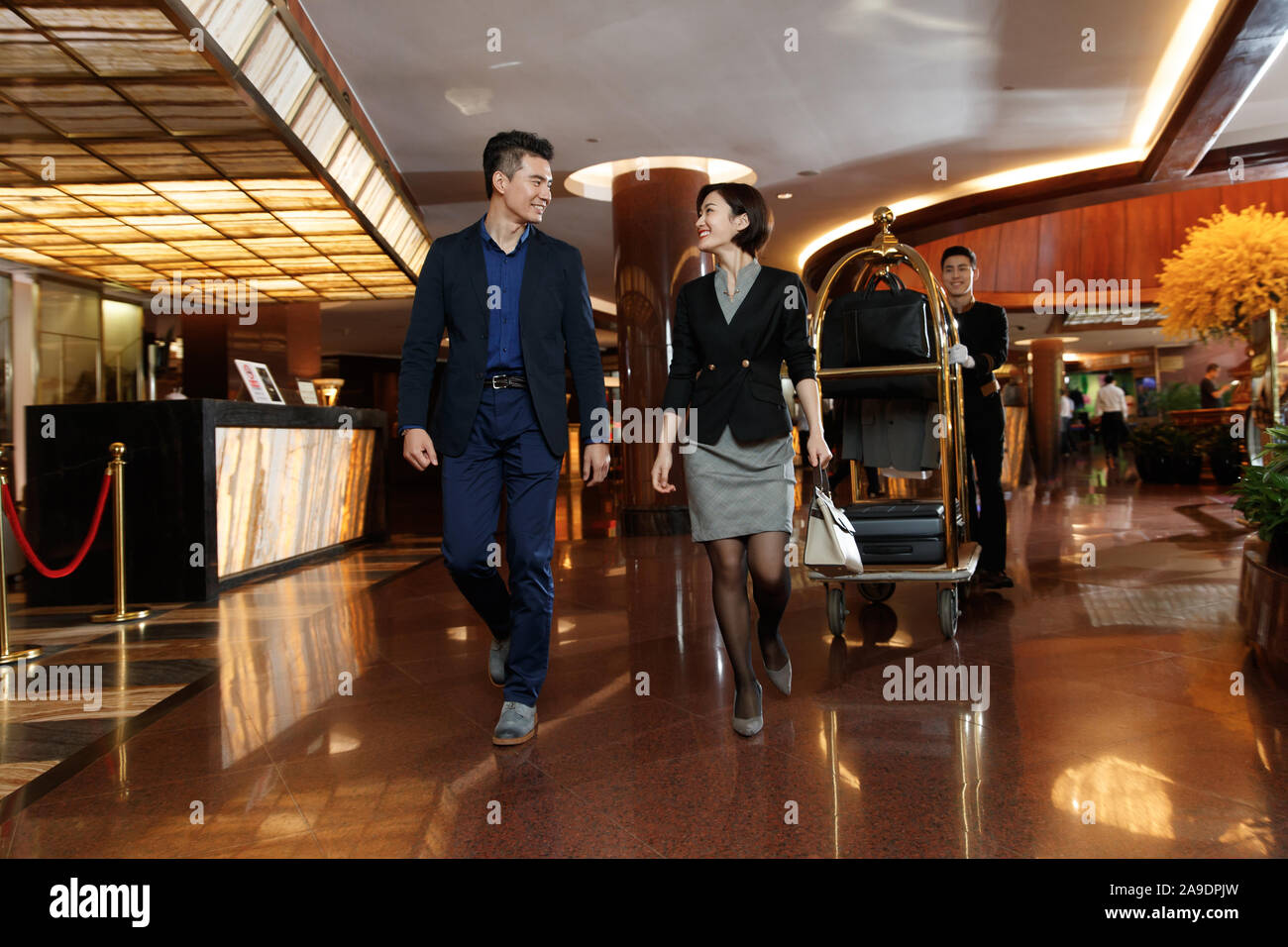 Business people walking hotel lobby hi-res stock photography and images ...