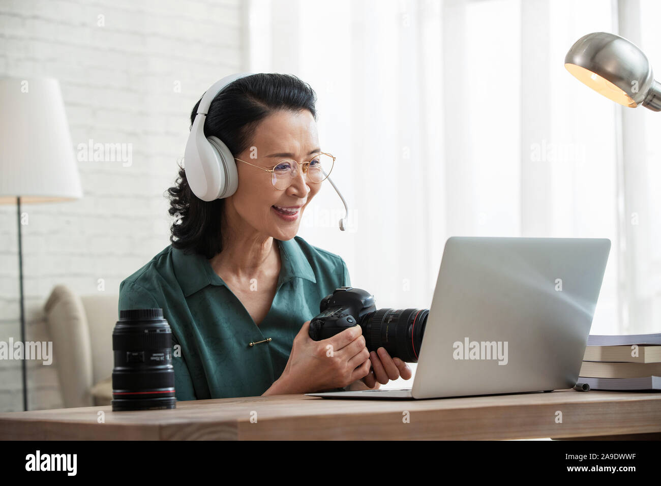 Online learning photography in the elderly Stock Photo - Alamy