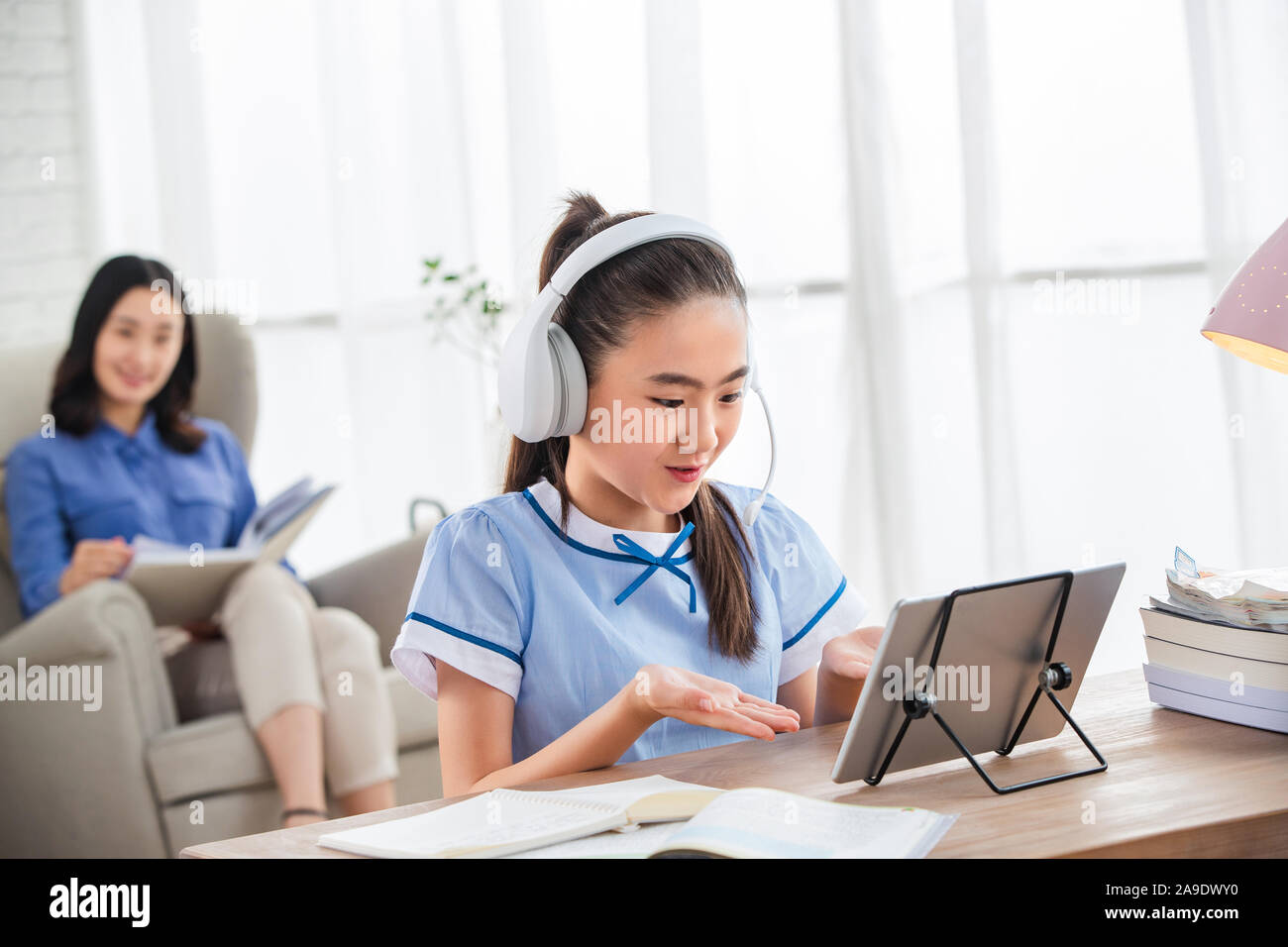 Students look at the computer online learning Stock Photo - Alamy