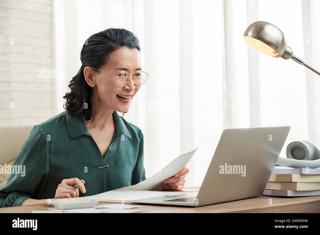 The elderly to use a computer Stock Photo - Alamy