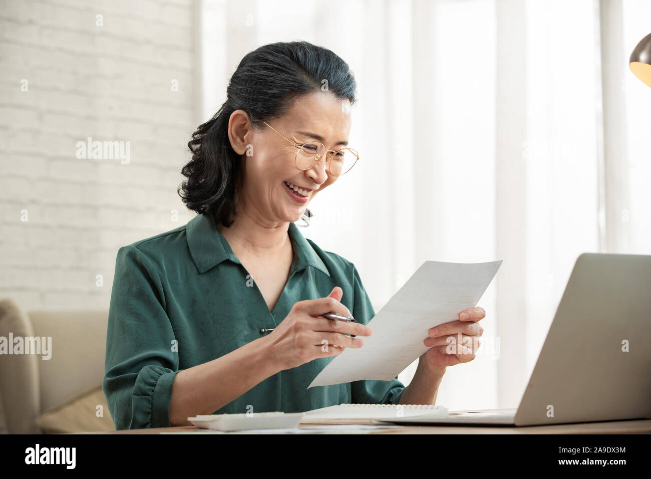 The elderly to use a computer Stock Photo - Alamy