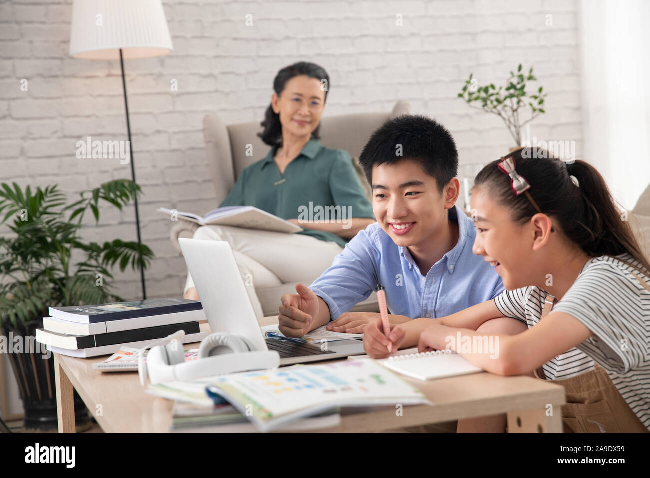 Students look at the computer online learning Stock Photo - Alamy