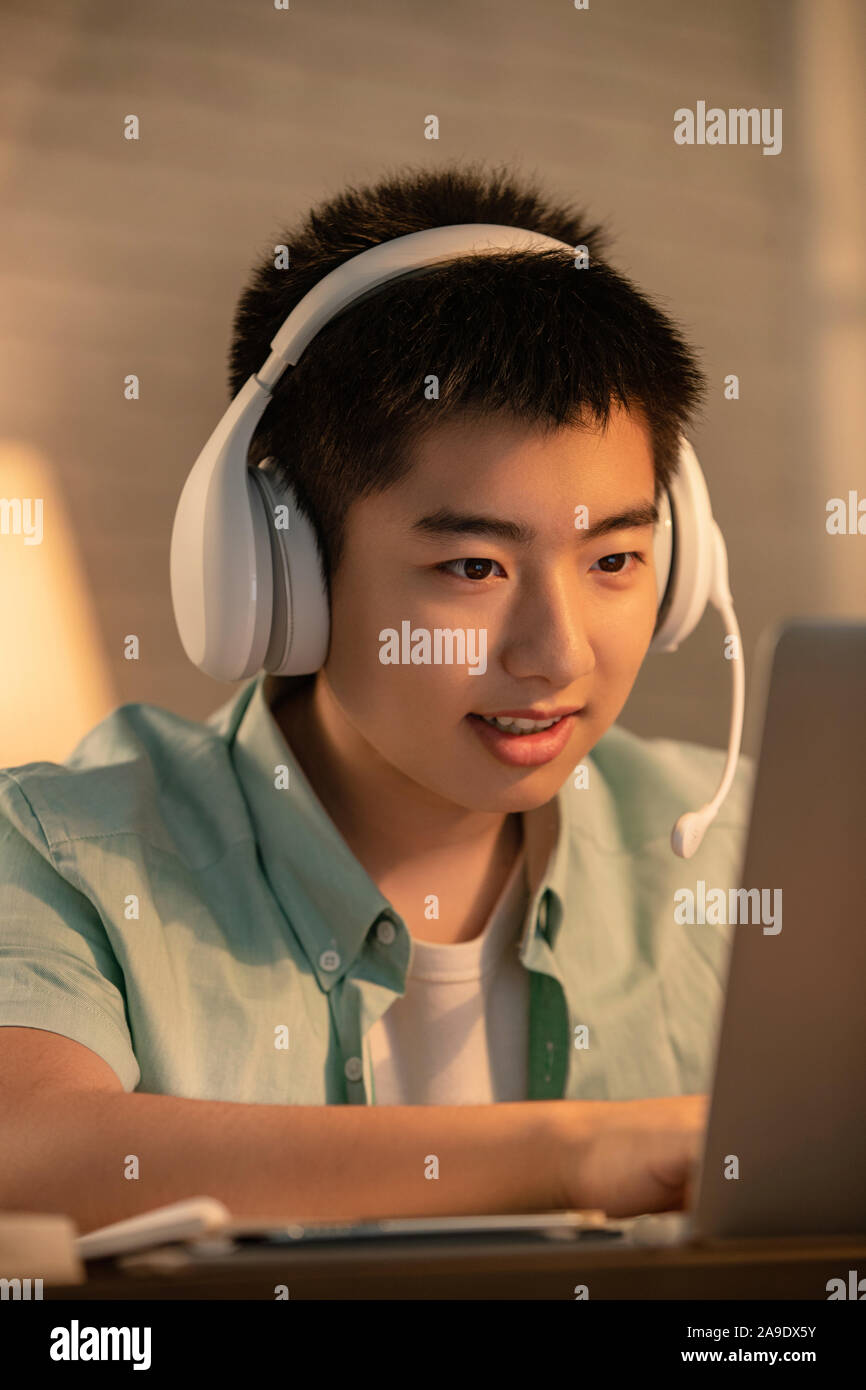 Students look at the computer online learning Stock Photo - Alamy