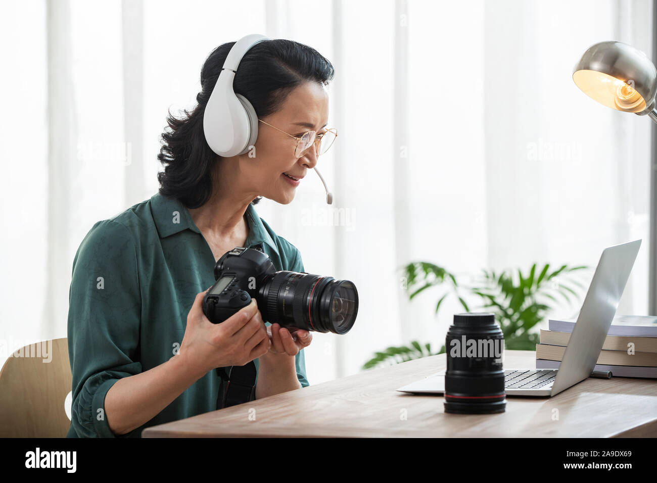Online learning photography in the elderly Stock Photo - Alamy
