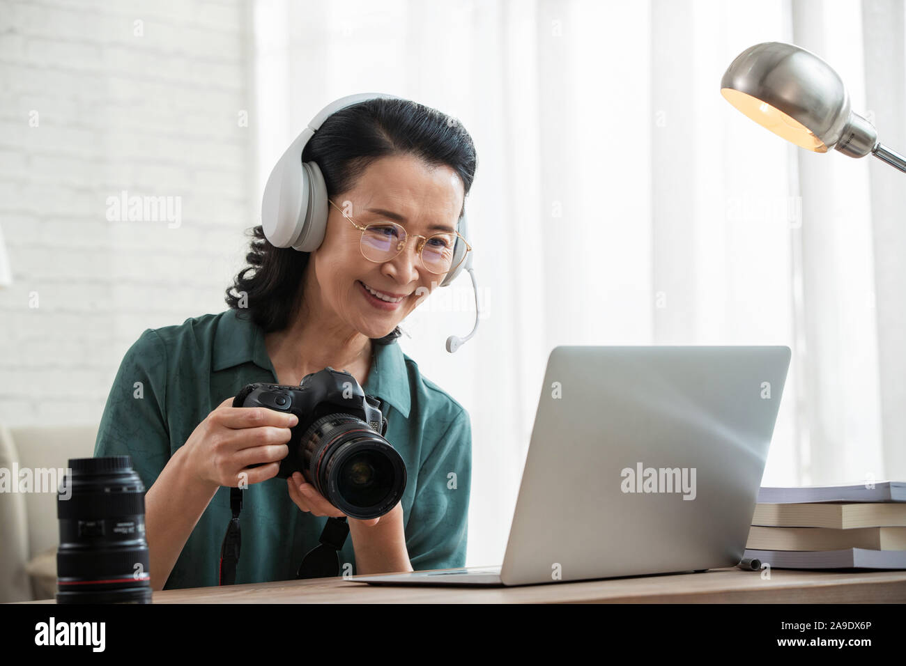 Elderly person student classroom hi-res stock photography and images ...