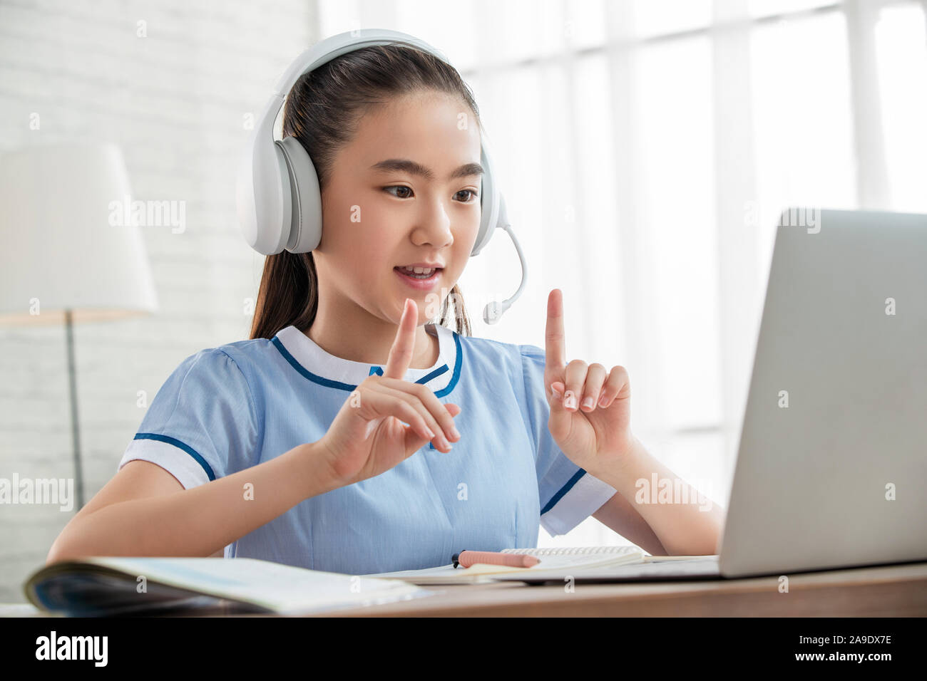 Students look at the computer online learning Stock Photo - Alamy
