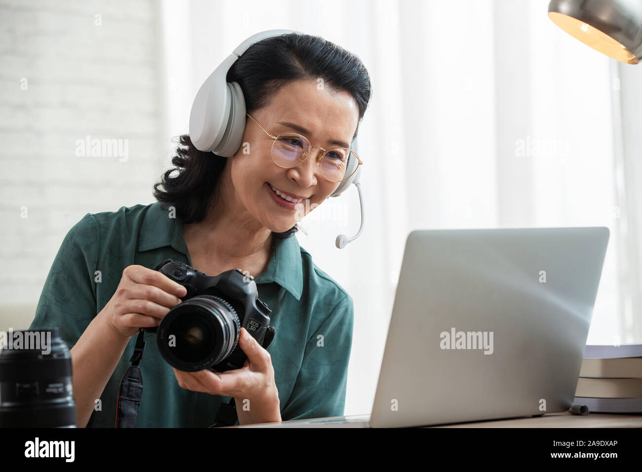 Online learning photography in the elderly Stock Photo - Alamy