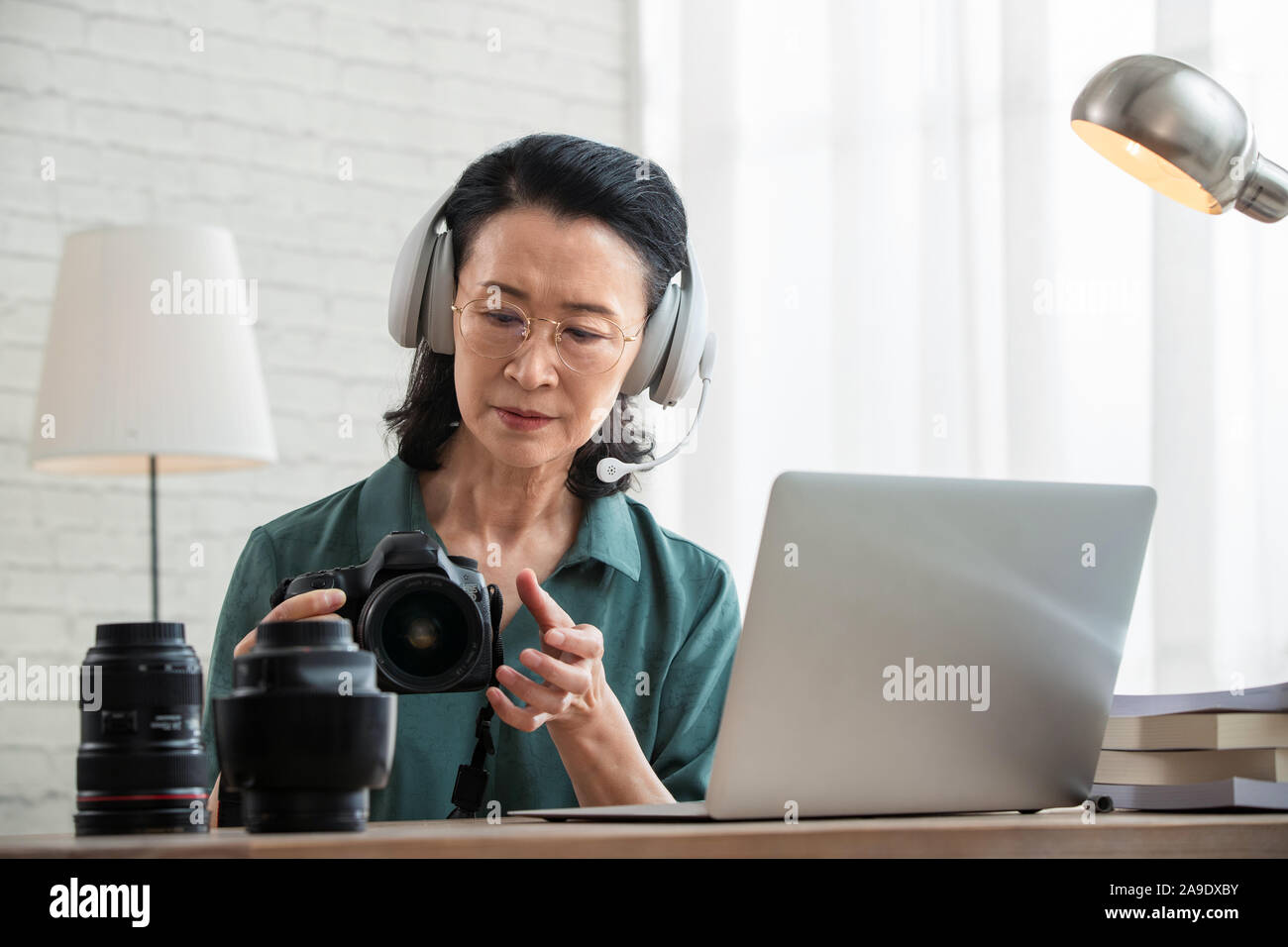 Online learning photography in the elderly Stock Photo - Alamy