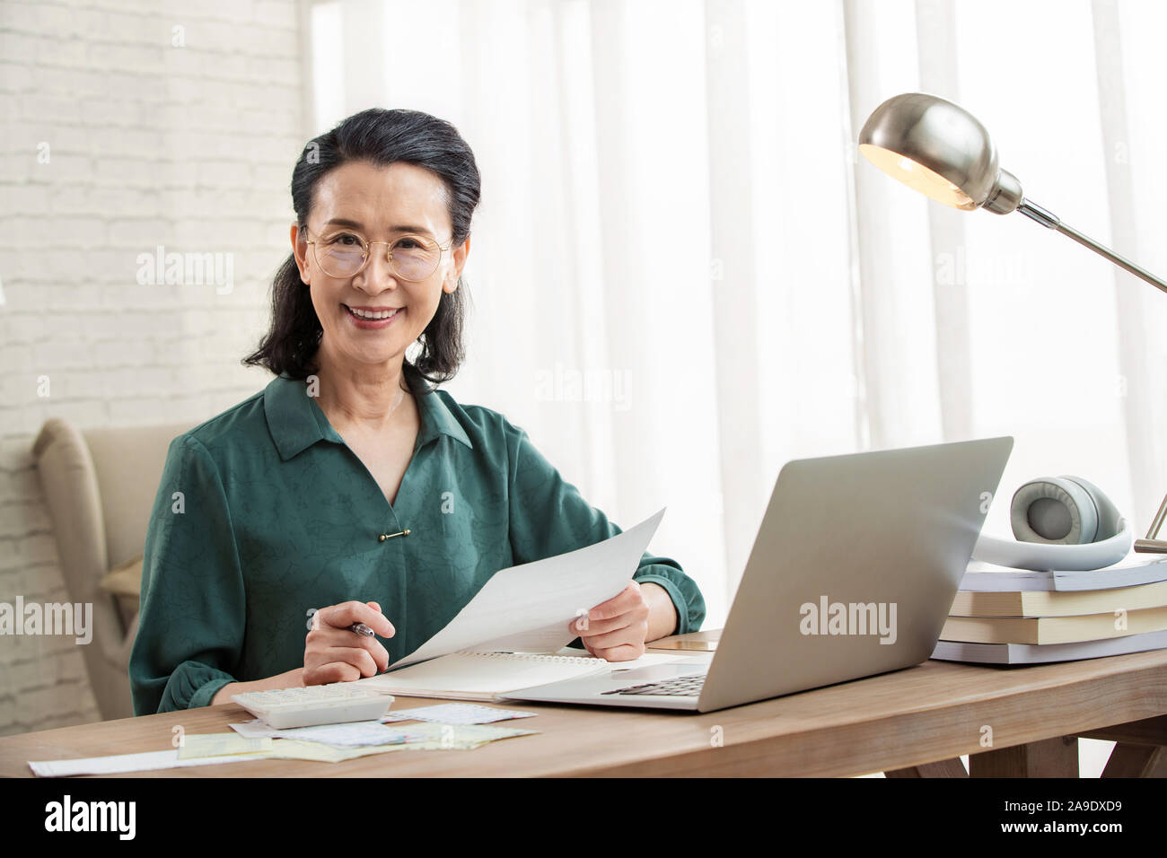 The elderly to use a computer Stock Photo - Alamy