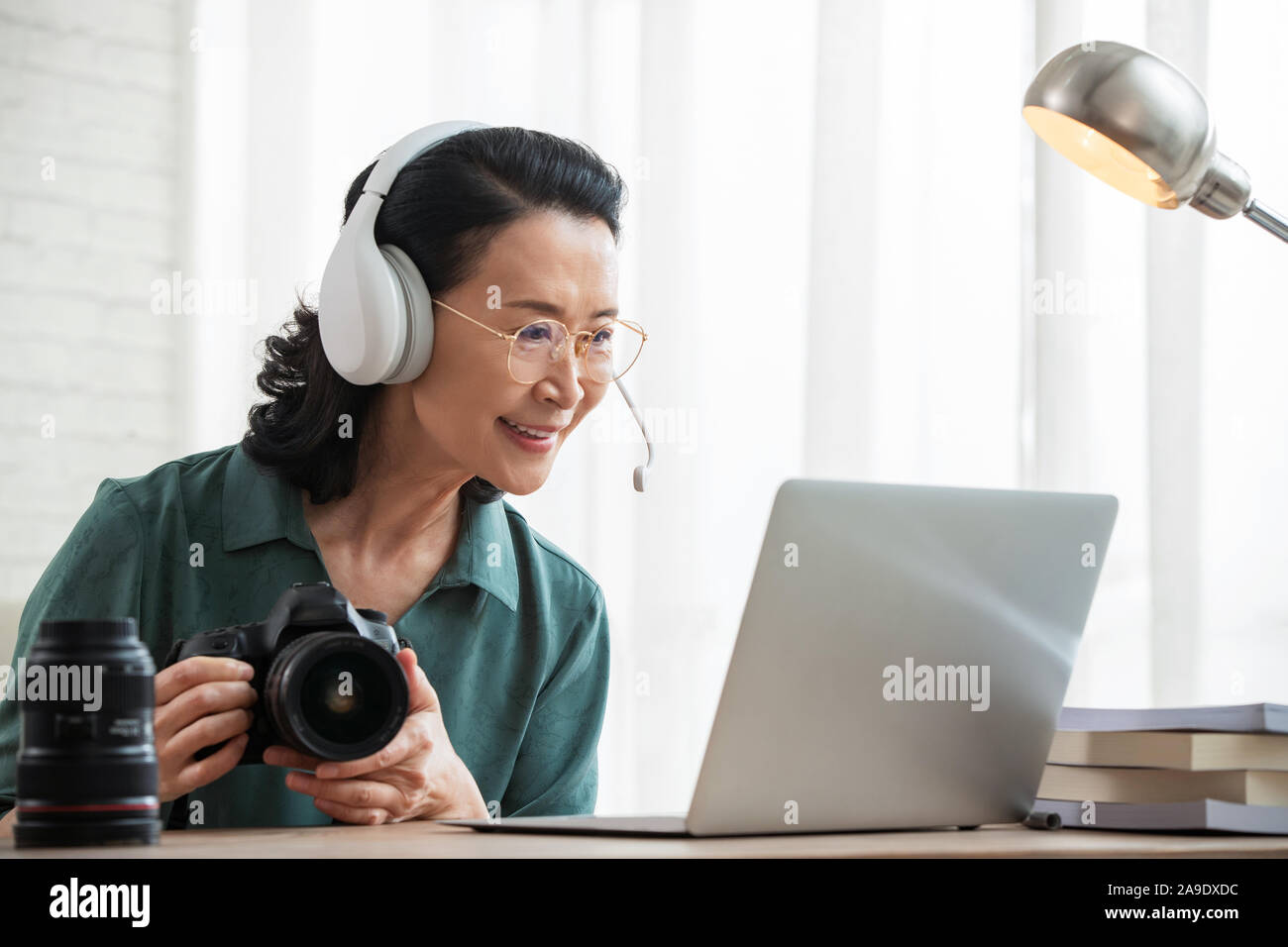 Online learning photography in the elderly Stock Photo - Alamy