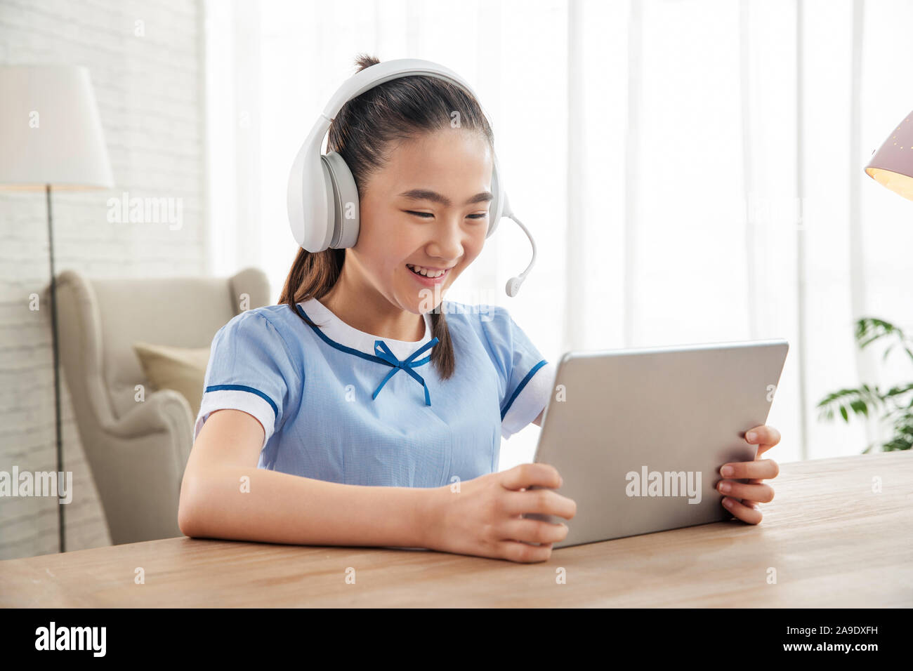Students look at the computer online learning Stock Photo - Alamy