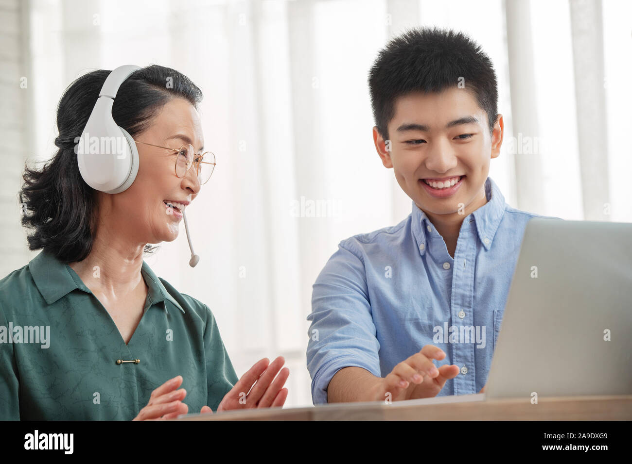 Old people learn to use computers Stock Photo - Alamy