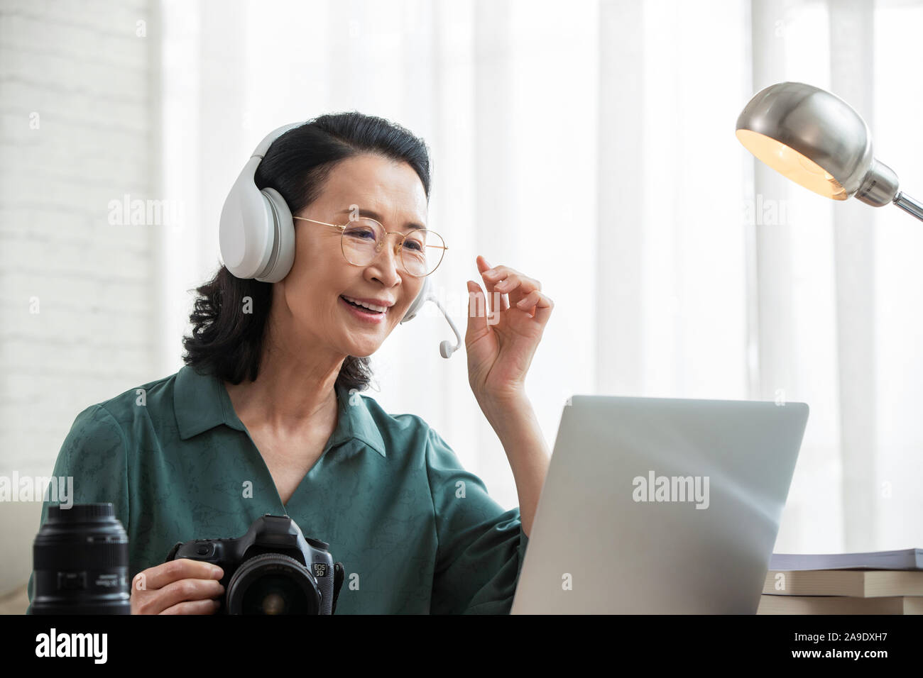 Online learning photography in the elderly Stock Photo - Alamy