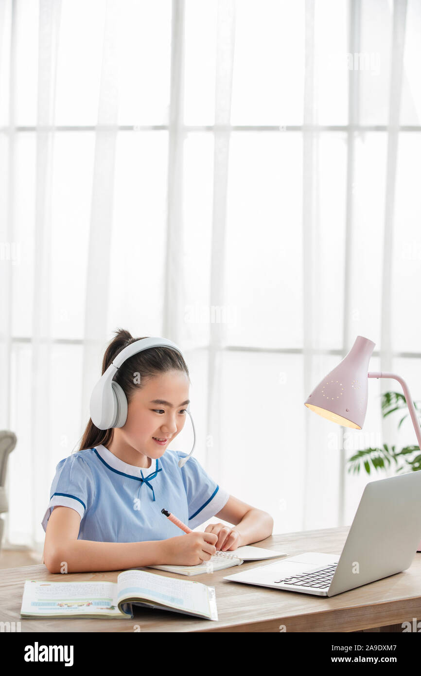 Students look at the computer online learning Stock Photo - Alamy