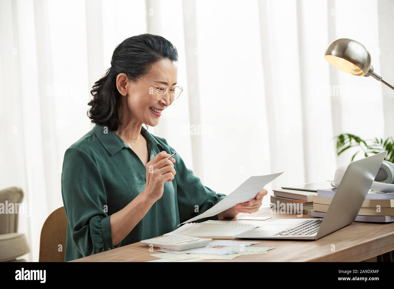 The elderly to use a computer Stock Photo - Alamy