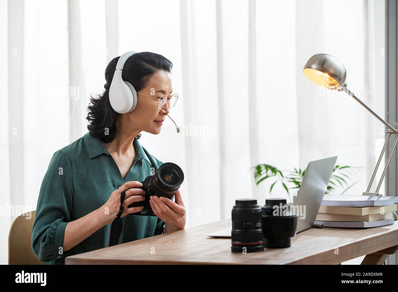 Online learning photography in the elderly Stock Photo - Alamy
