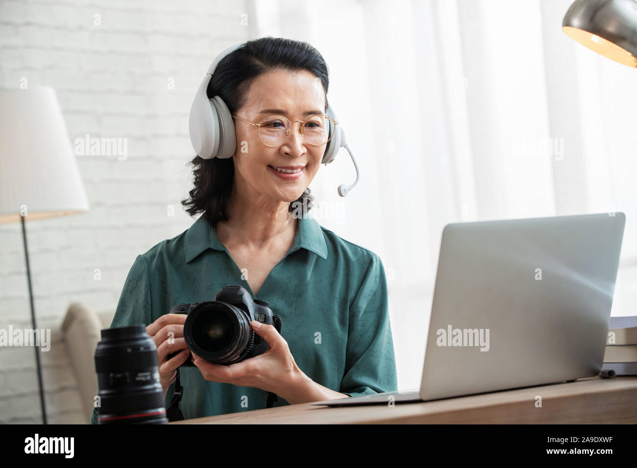 Online learning photography in the elderly Stock Photo - Alamy