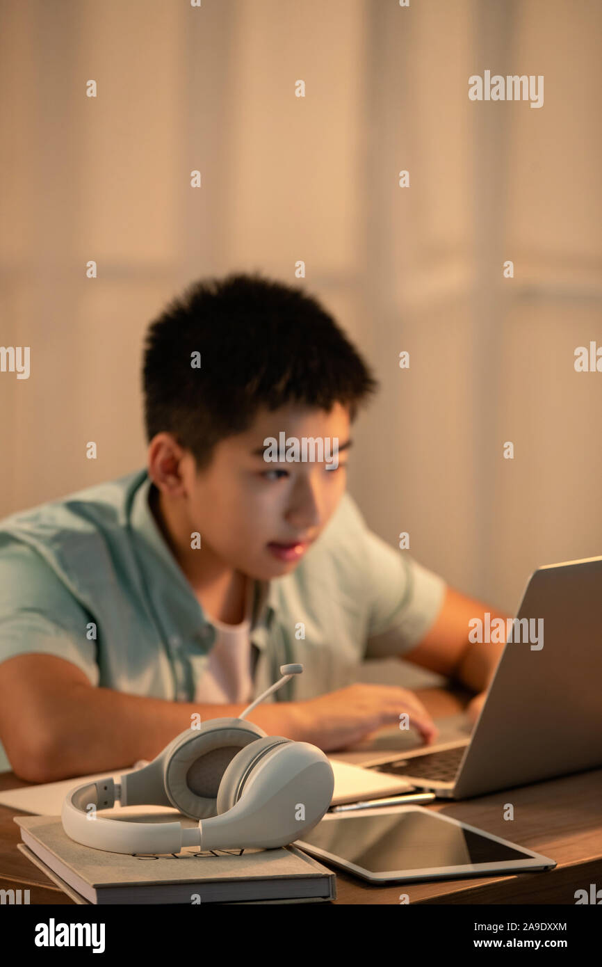 Students look at the computer online learning Stock Photo - Alamy