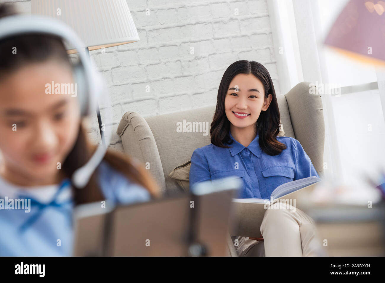 Students look at the computer online learning Stock Photo - Alamy
