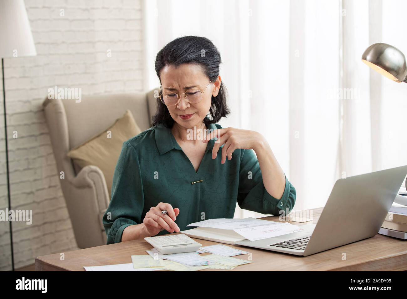 The elderly to use a computer Stock Photo - Alamy