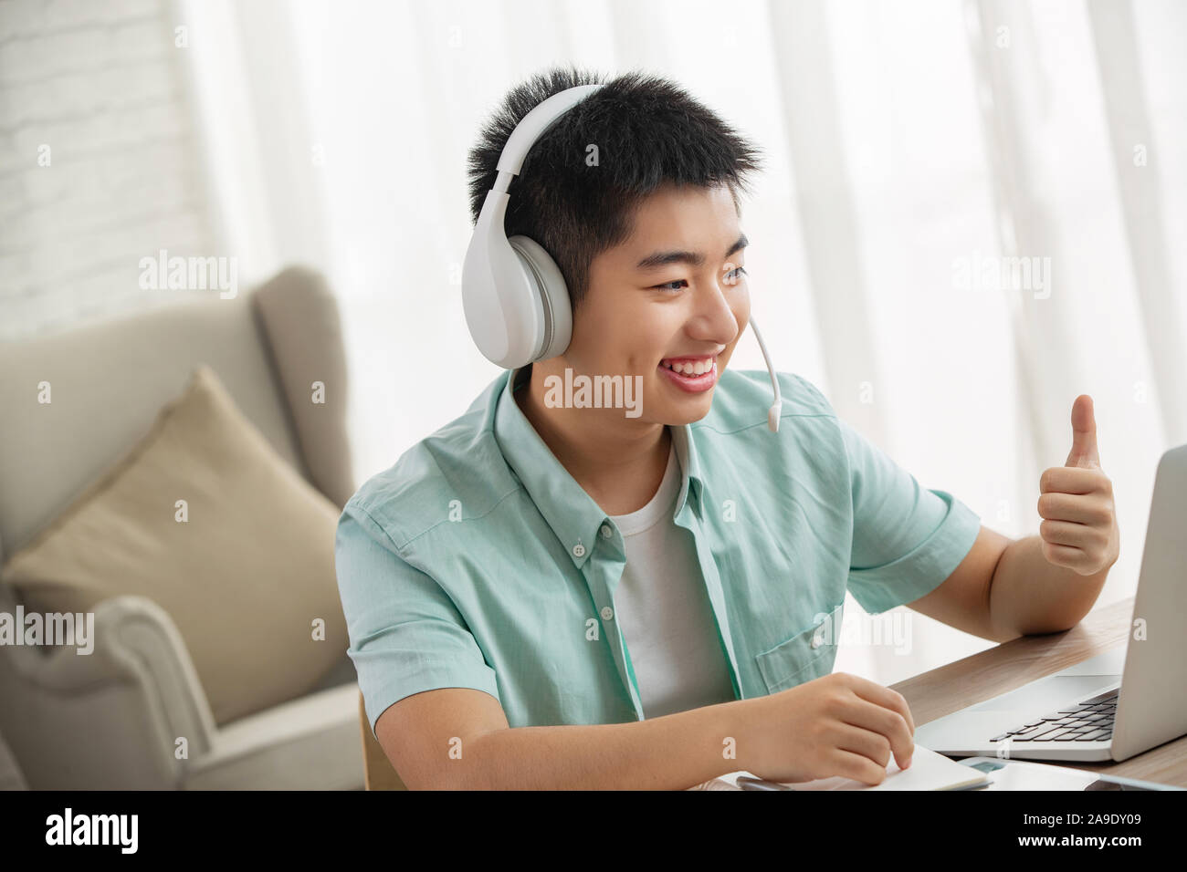 Students look at the computer online learning Stock Photo - Alamy