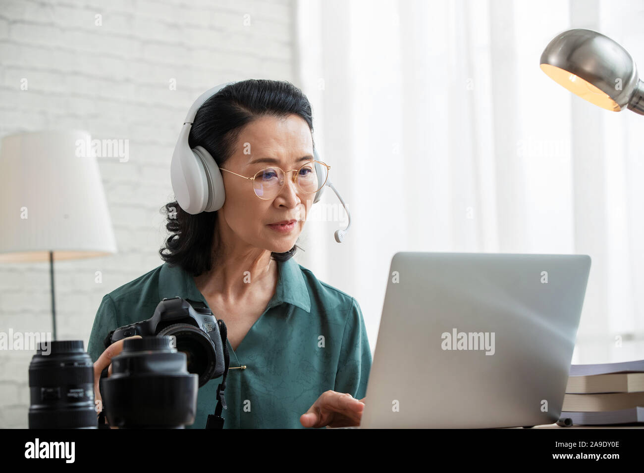 Online learning photography in the elderly Stock Photo - Alamy
