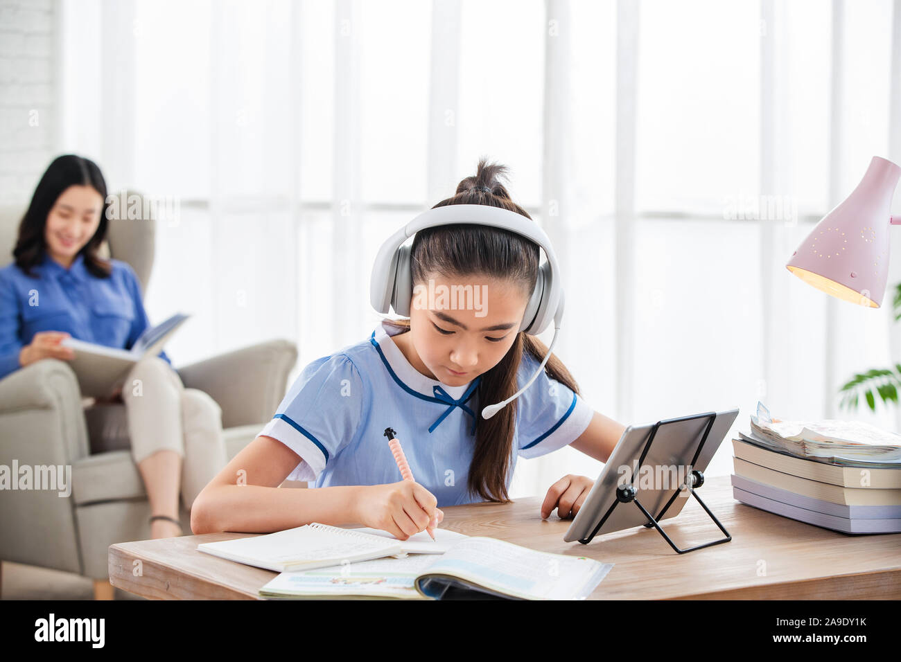 Students look at the computer online learning Stock Photo - Alamy