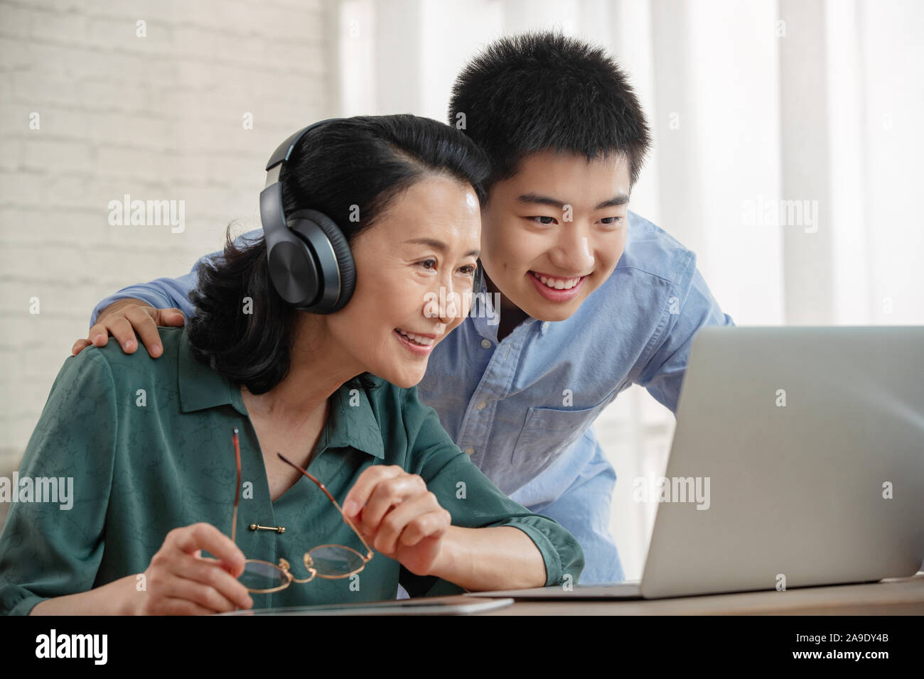 Old people learn to use computers Stock Photo - Alamy