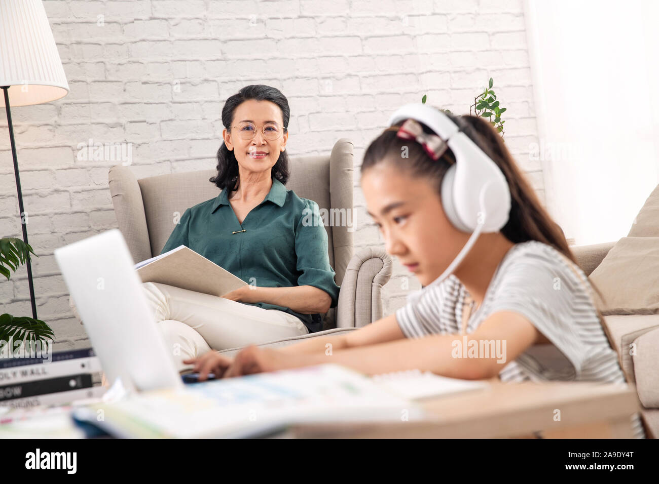 Students look at the computer online learning Stock Photo - Alamy