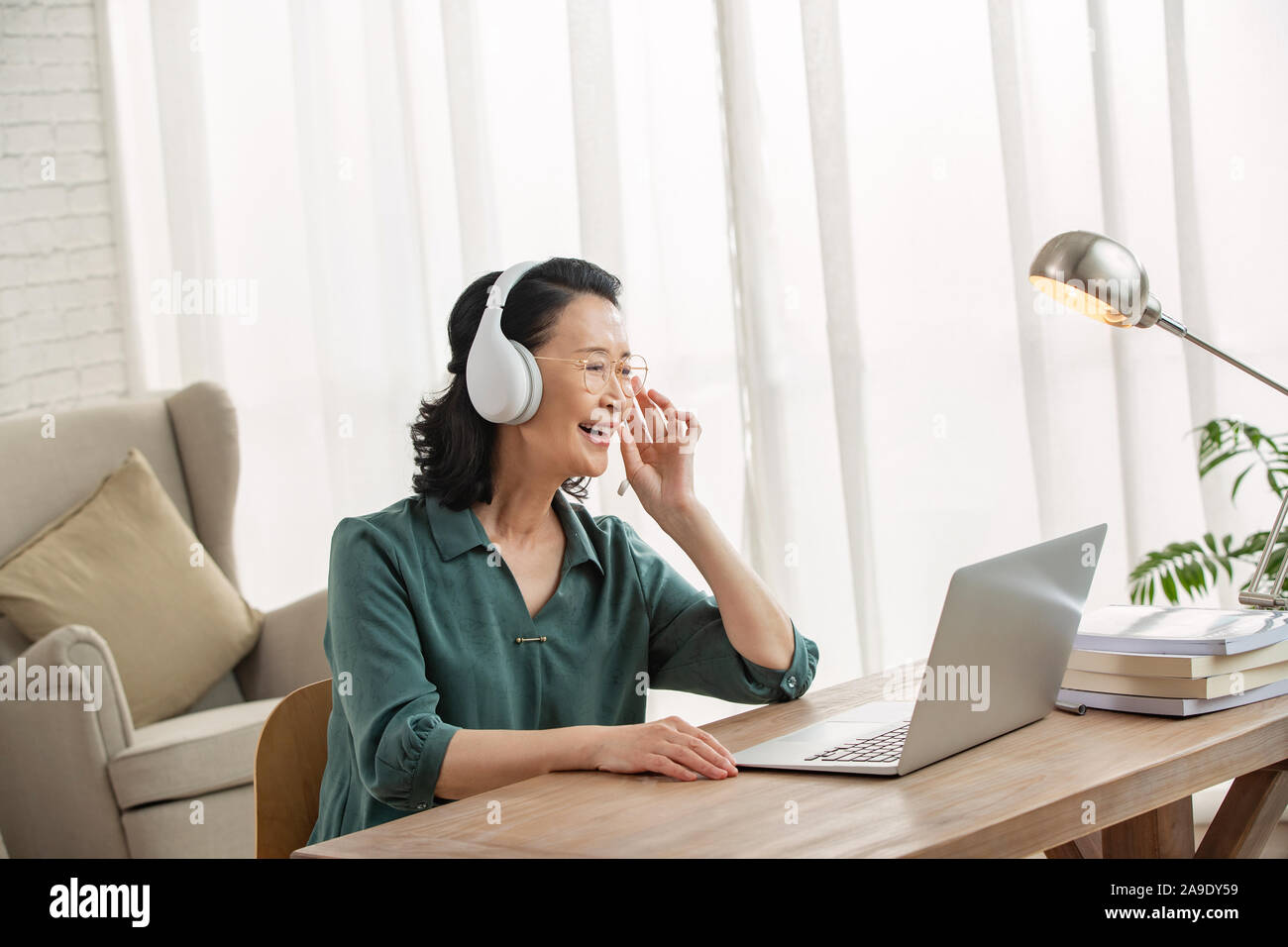 Elderly computer training class hi-res stock photography and images - Alamy