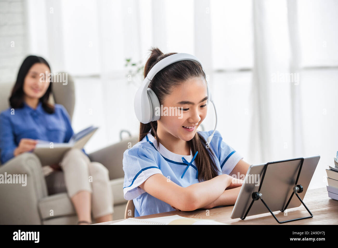 Students look at the computer online learning Stock Photo - Alamy