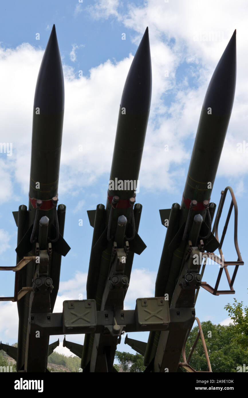 taktické balistické rakety země-vzduch na odpalovací rampě / tactical ...