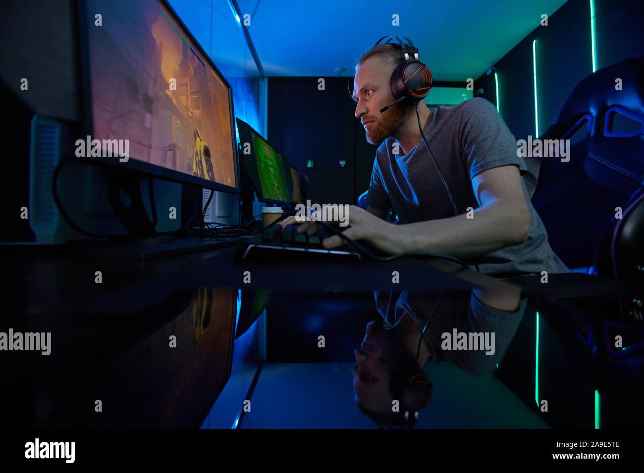 Training room with monitor hi-res stock photography and images - Alamy